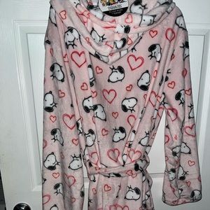 Peanuts | Intimates & Sleepwear | Nwt Snoopy Valentines Day Plush Robe ...
